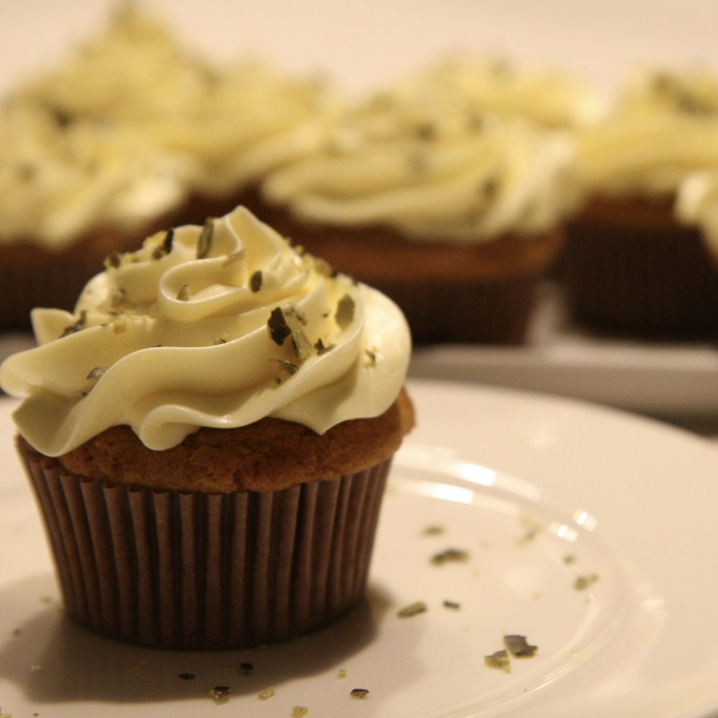 Basic Cupcakes Piping - Daris | (Full)filling your sweet dreams
